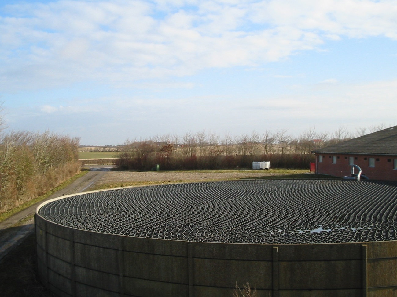 Cubierta flotante Hexa-Cover®: fácil y eficaz cobertura de líquidos ...